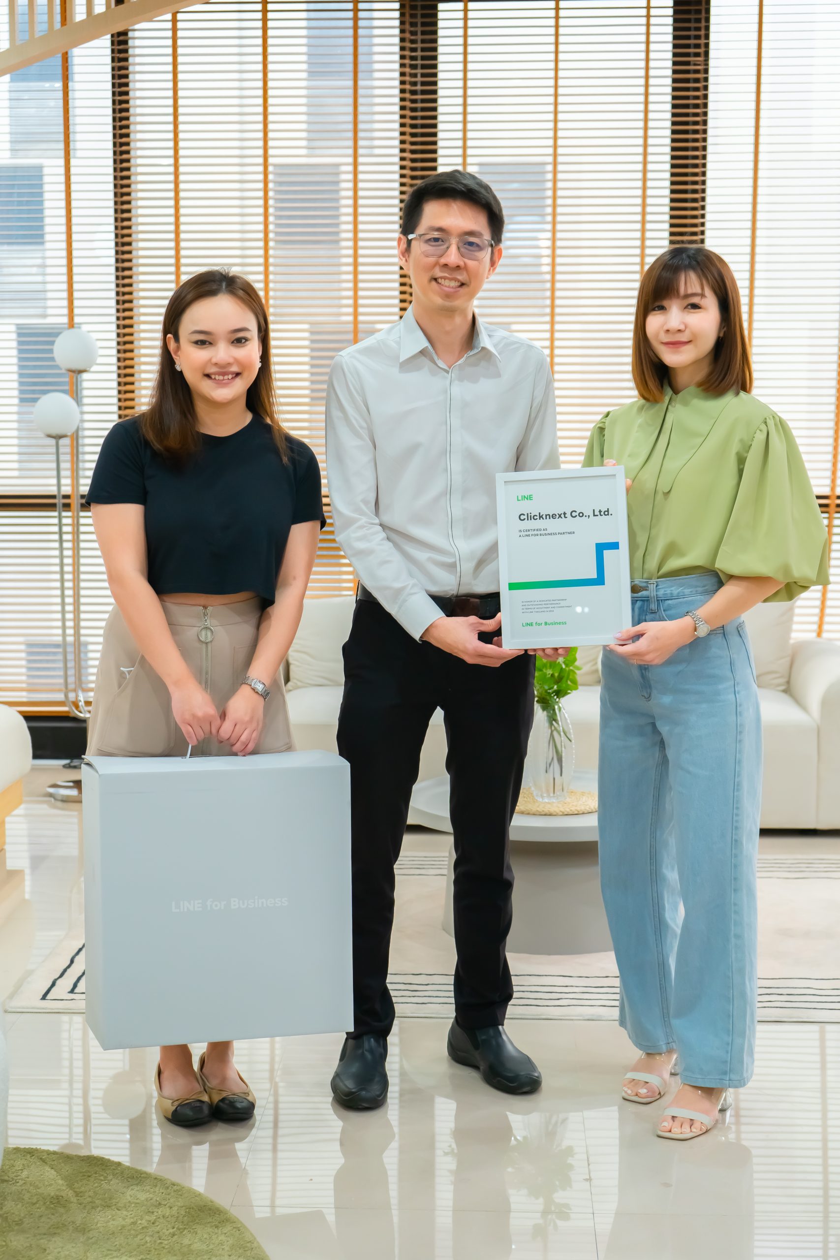 Clicknext รับมอบ LINE Agency Partner Certificate จากตัวแทนของ LINE ...